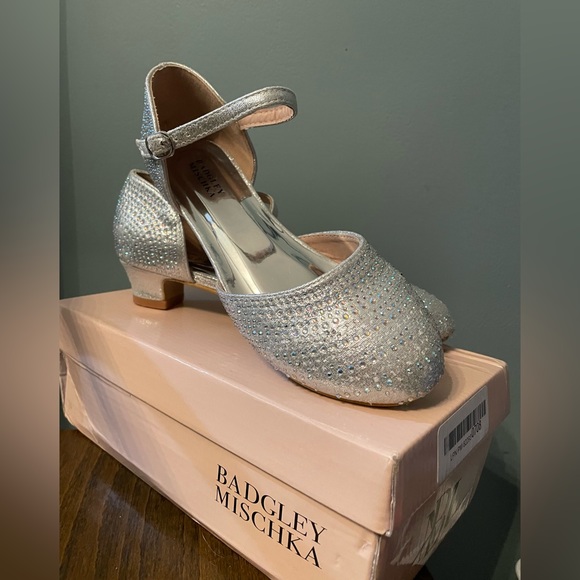 Badgley Mischka | Shoes | Badgley Mischka Girls Studded Block Heel Size ...
